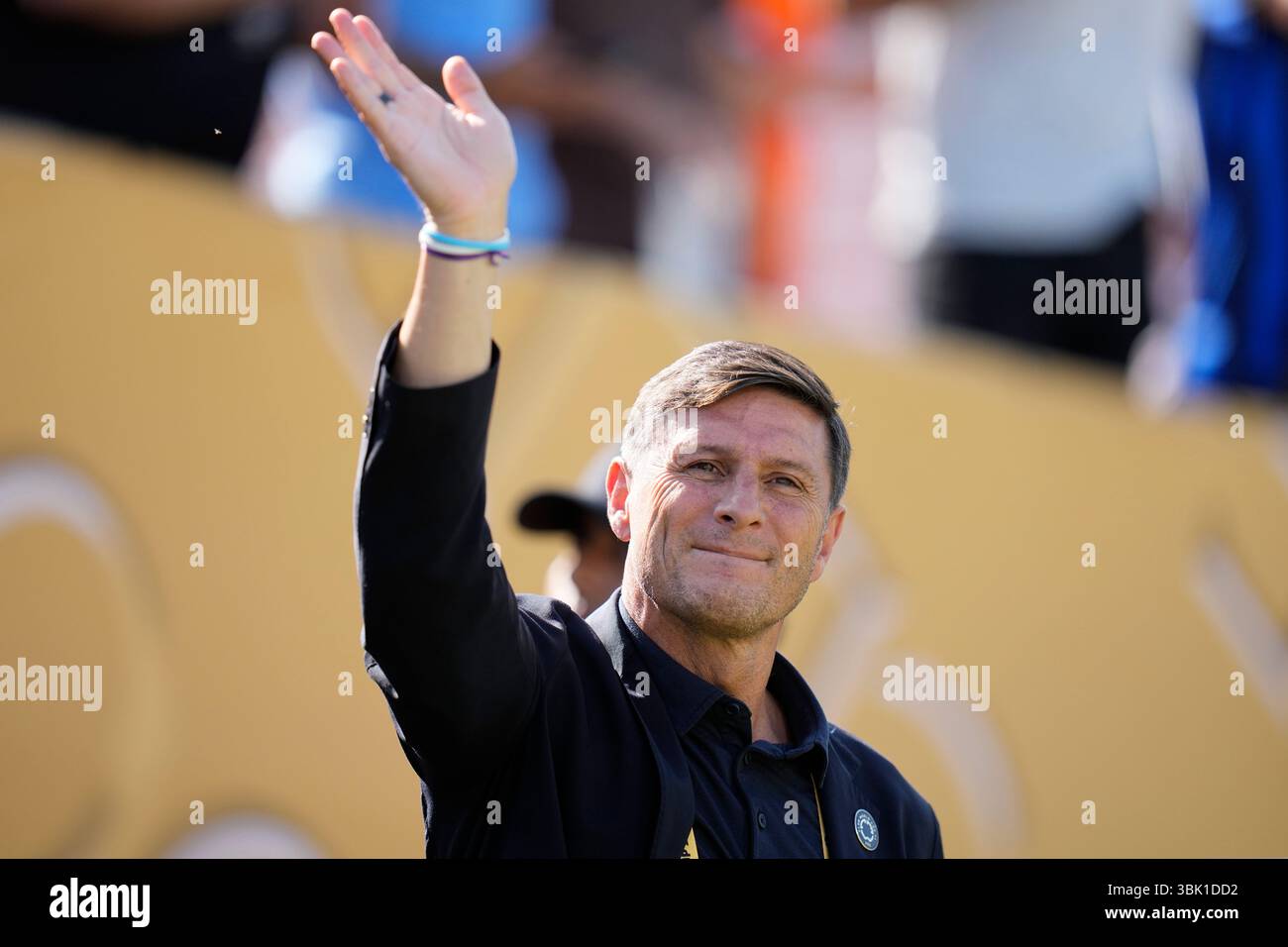 Former profesional soccer player Javier Zanetti waves prior to the Club ...