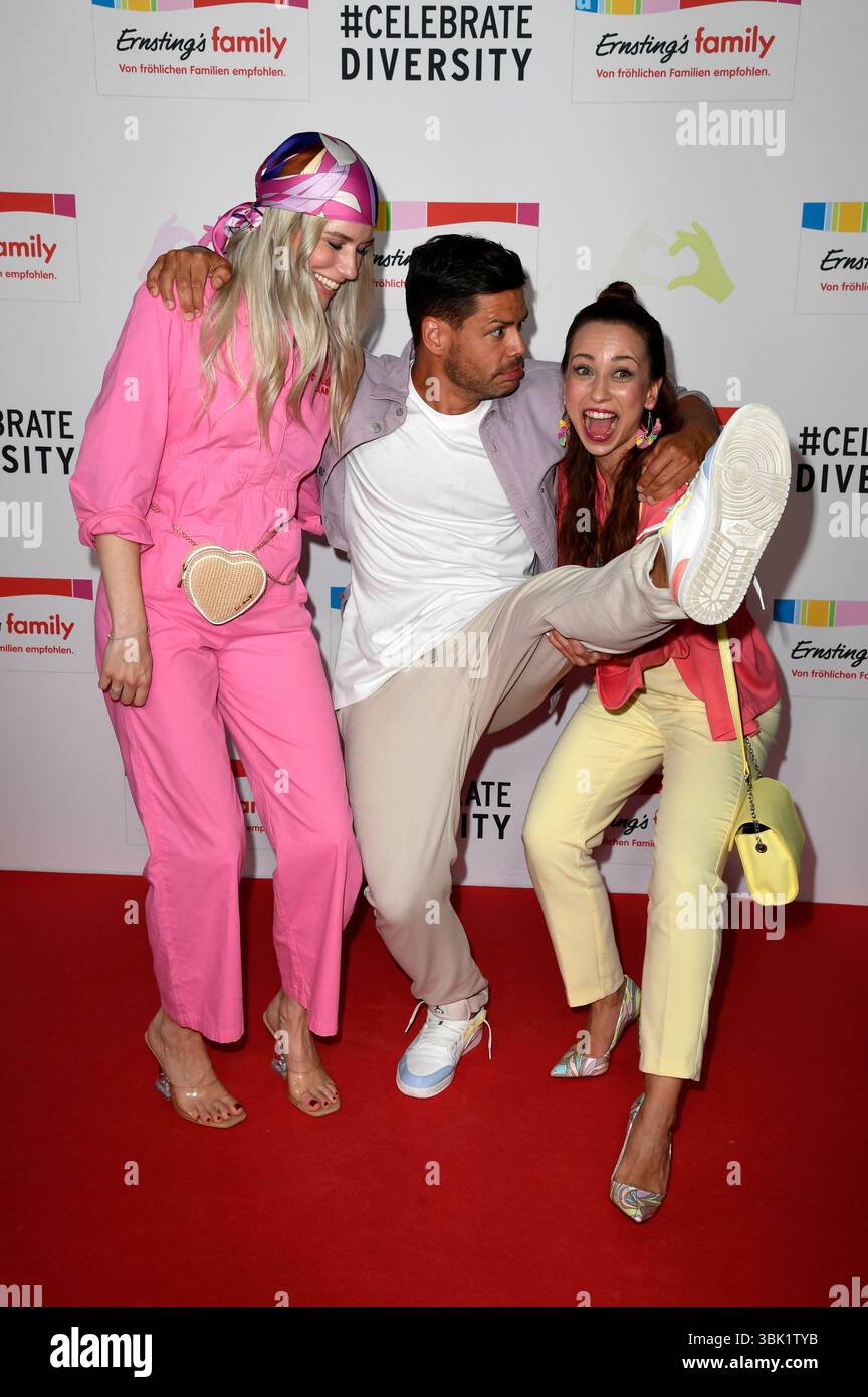 Vanessa Meisinger, Simón Albers und Svenja Theißen bei der Ernsting's ...