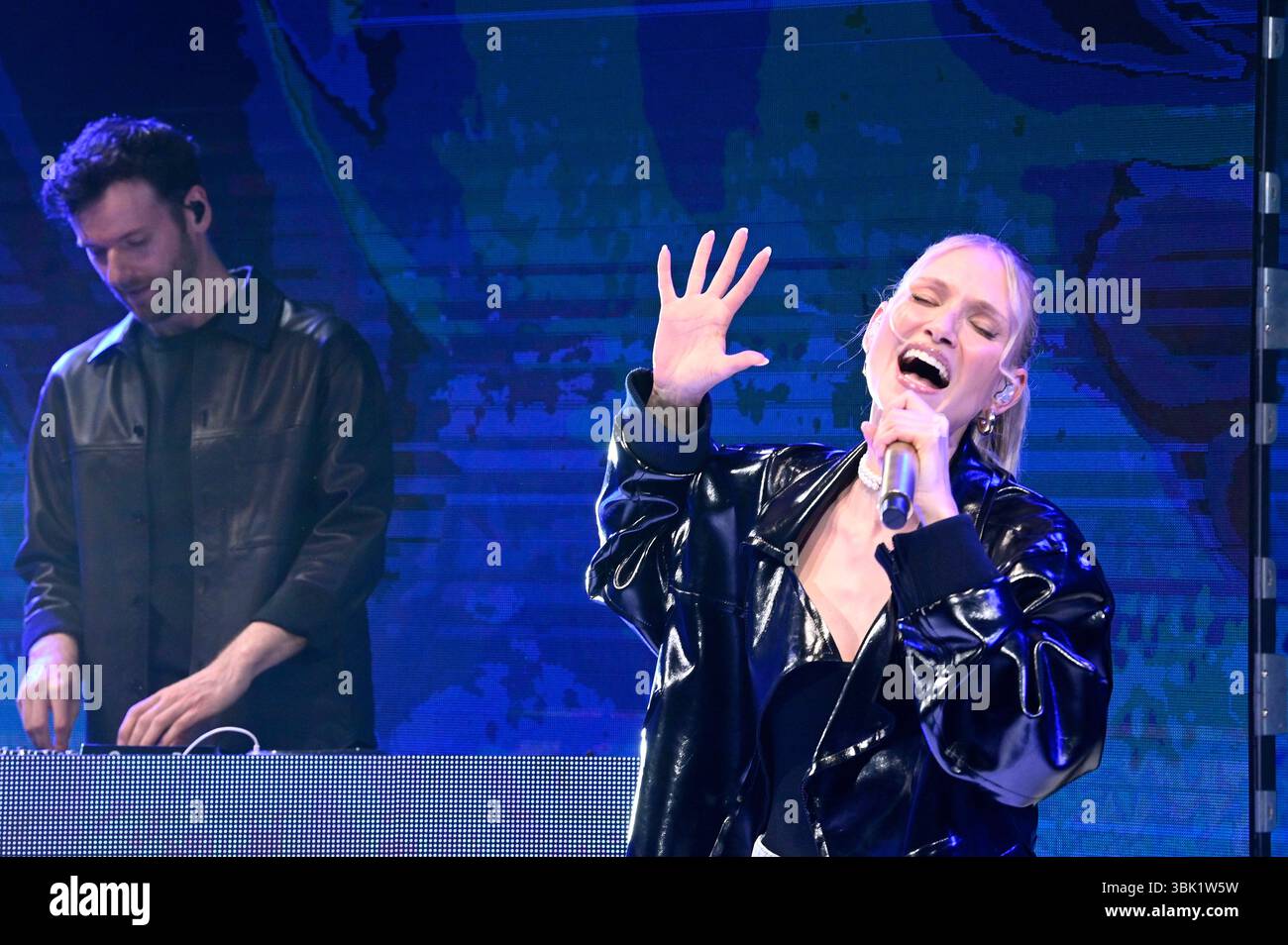 Daniel Grunenberg und Carolin Niemczyk von Glasperlenspiel bei der Ernsting's Family Fashion ...