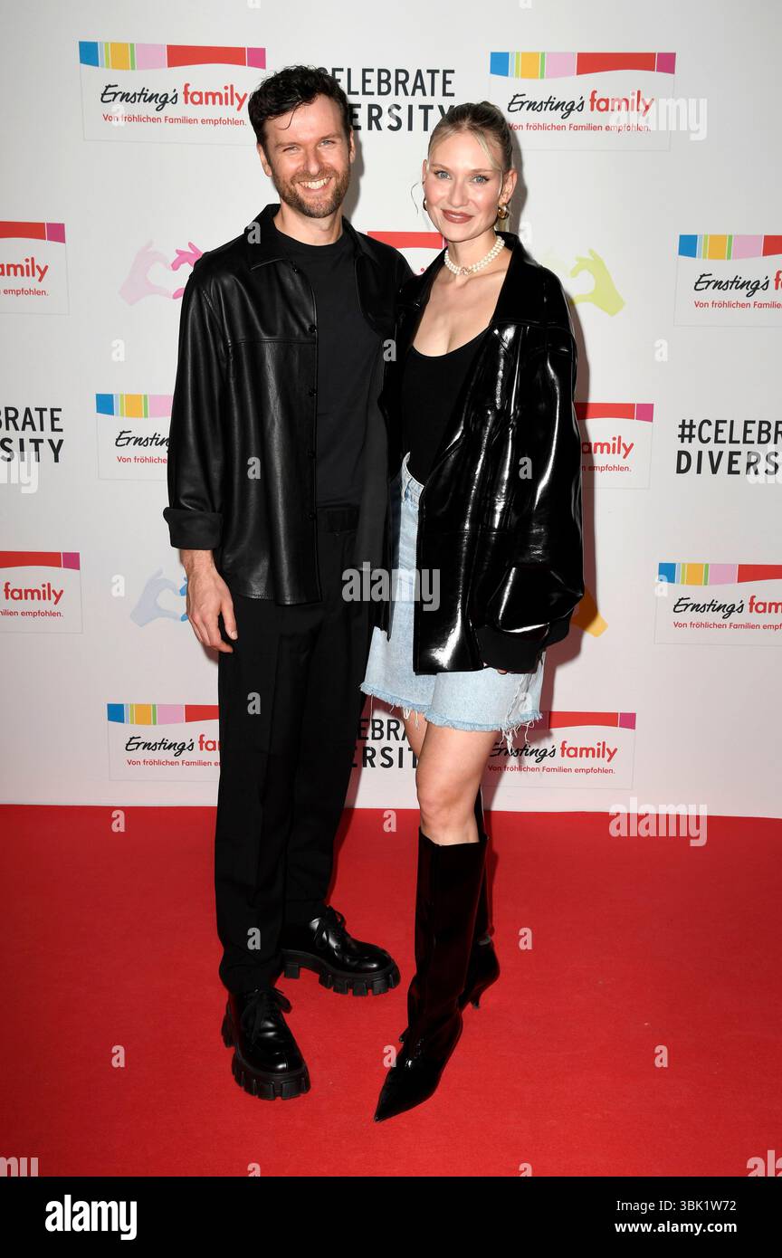 Daniel Grunenberg und Carolin Niemczyk von Glasperlenspiel bei der ...