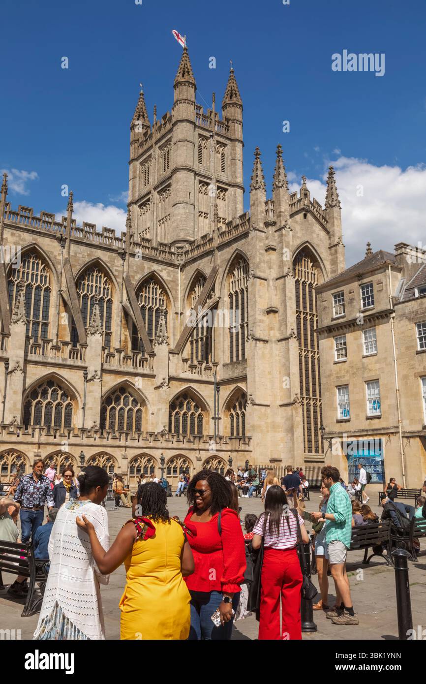 Colourful tourists in front of bath abbey hi-res stock photography and ...