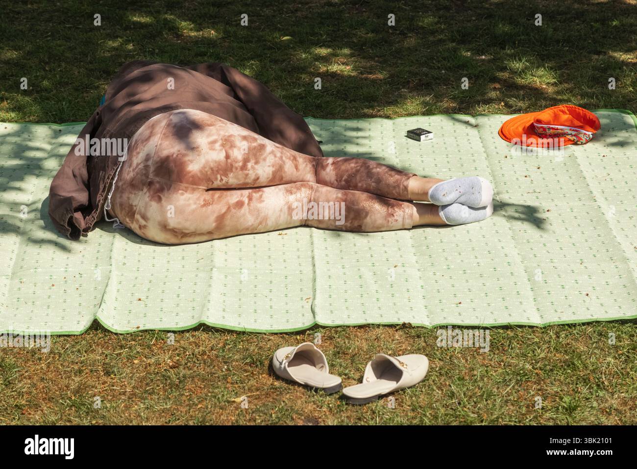 England, Somerset, Bath, Parade Gardens, Woman in tights sleeping in ...