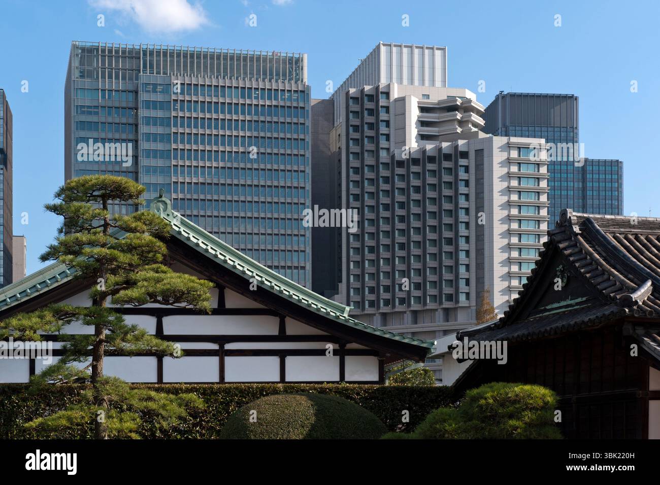 Skyscraper office buildings in Tokyo's Marunouchi business district ...