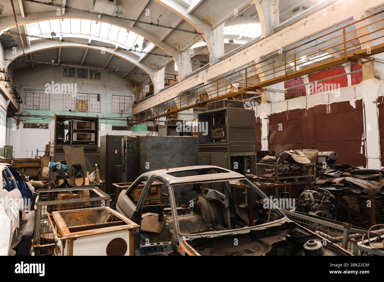 Interior old abandoned garage hi-res stock photography and images - Alamy