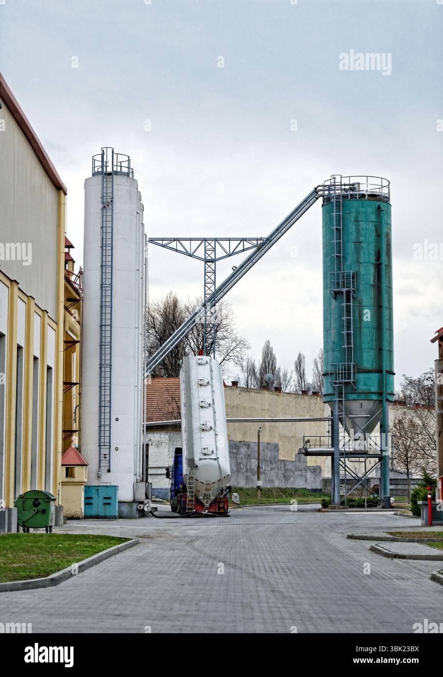 Large industrial silo outdoors hi-res stock photography and images - Alamy