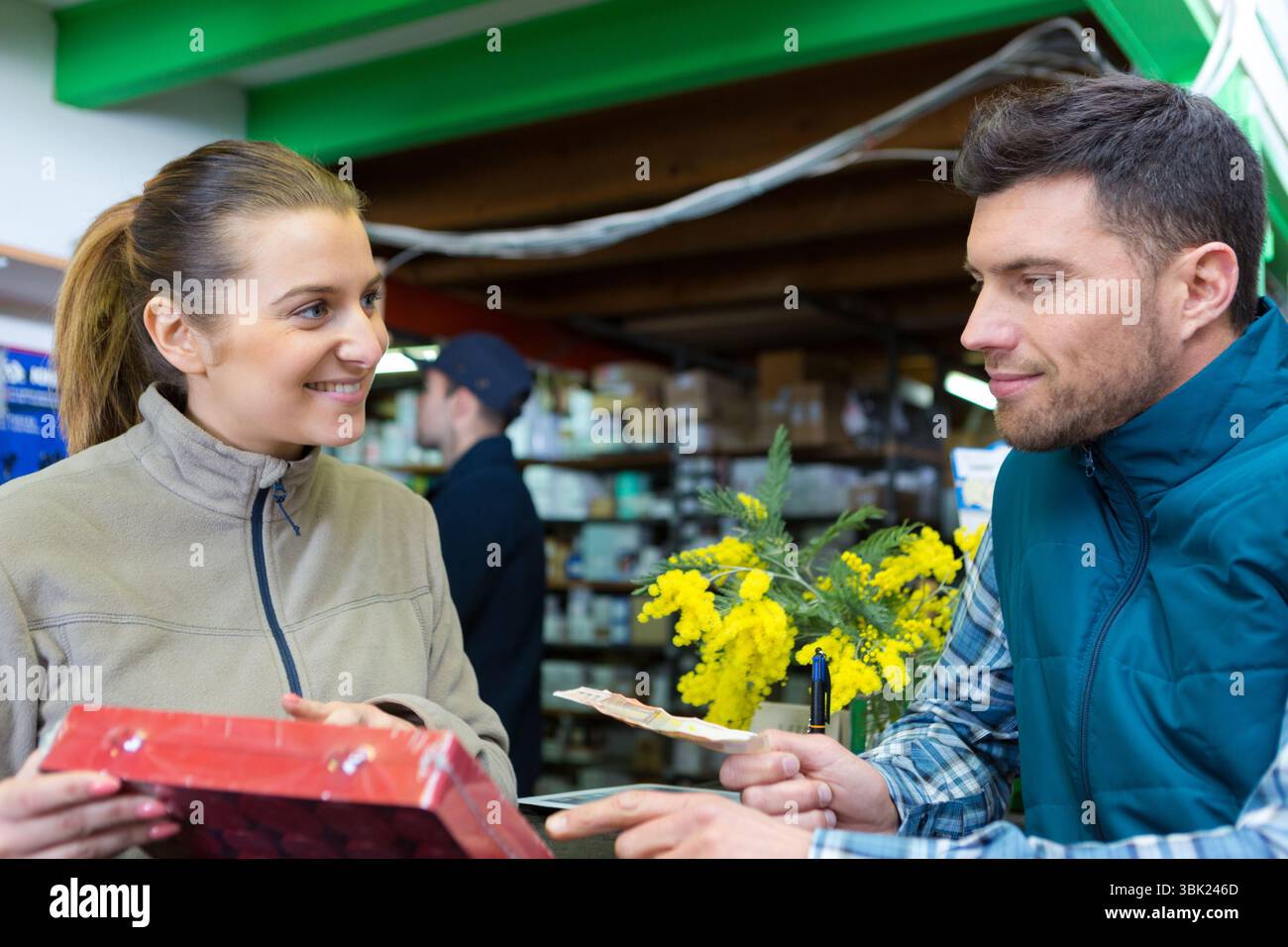 hardware store worker assisting customer Stock Photo - Alamy