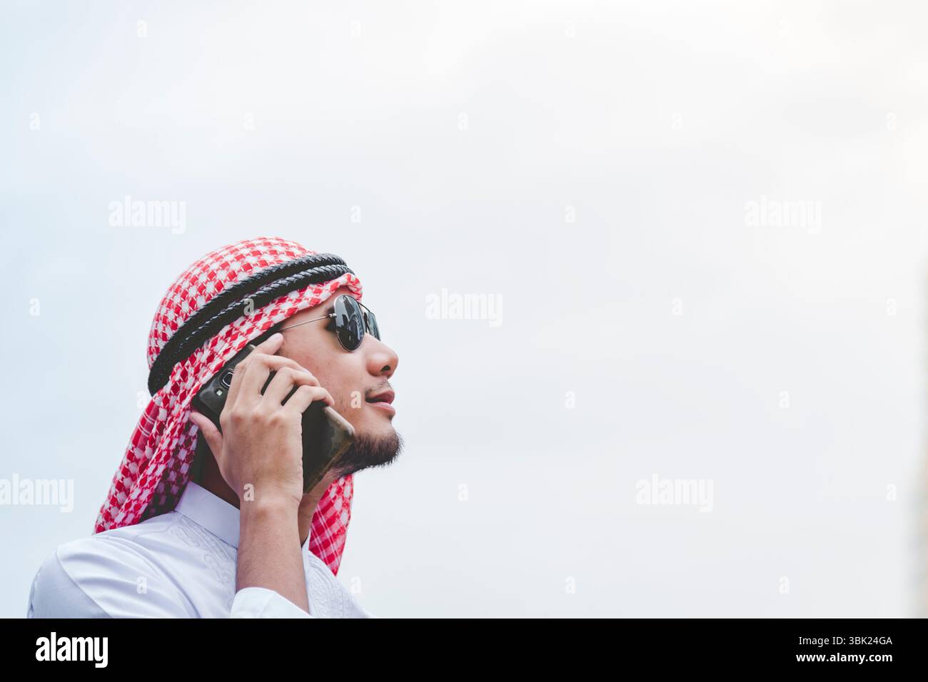 Islamic man using smartphones app organize schedule agenda focus on ...