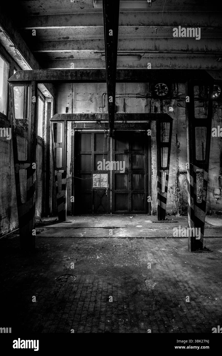 Factory building in industrial Black and White Stock Photos & Images ...