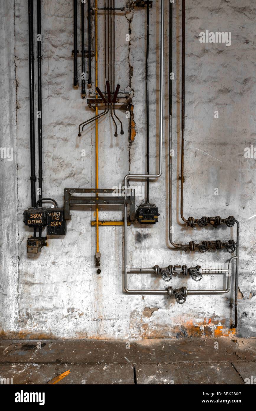 Building interior pipe hi-res stock photography and images - Alamy