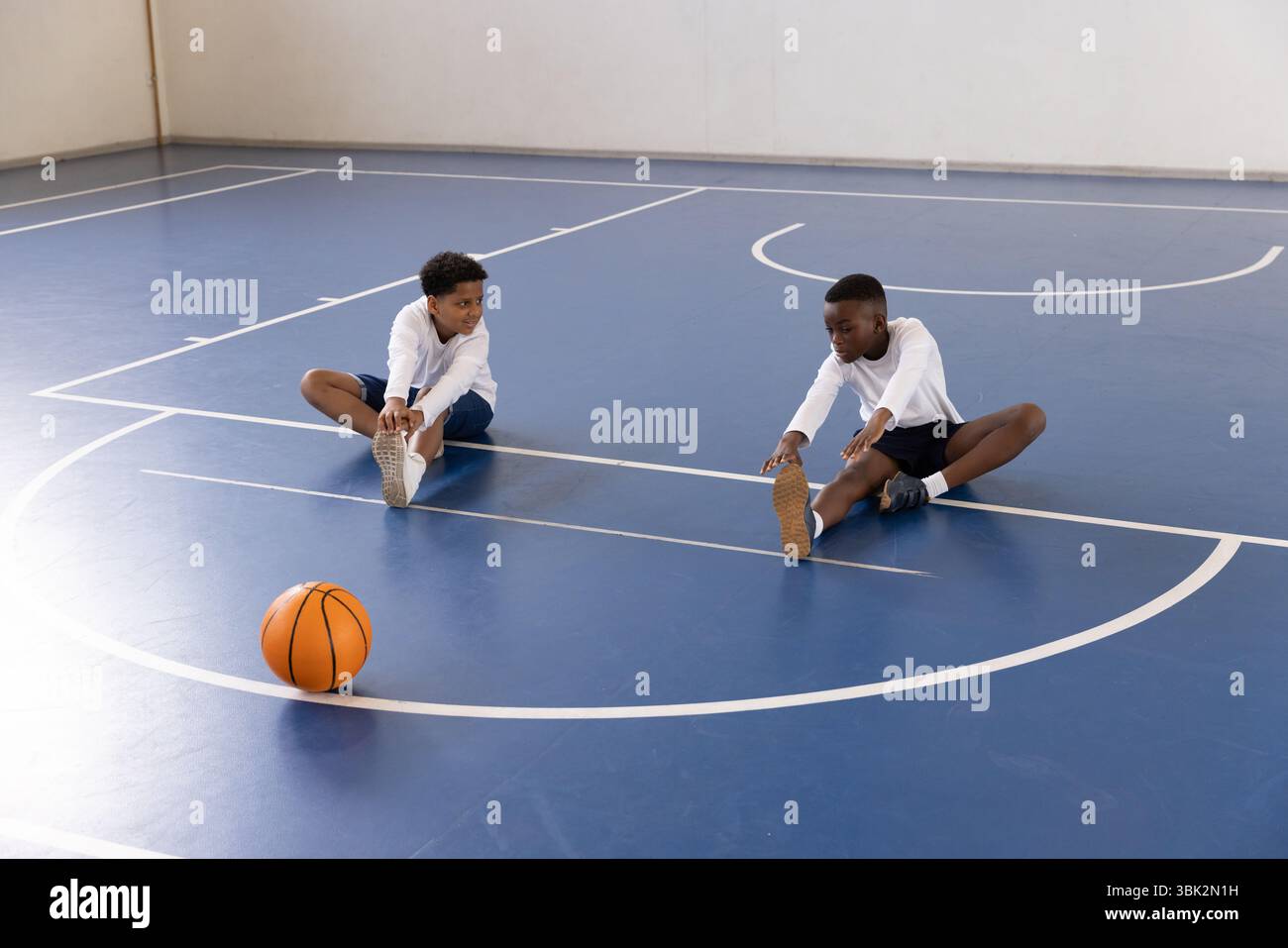 Boys basketball gym diversity hi-res stock photography and images - Alamy