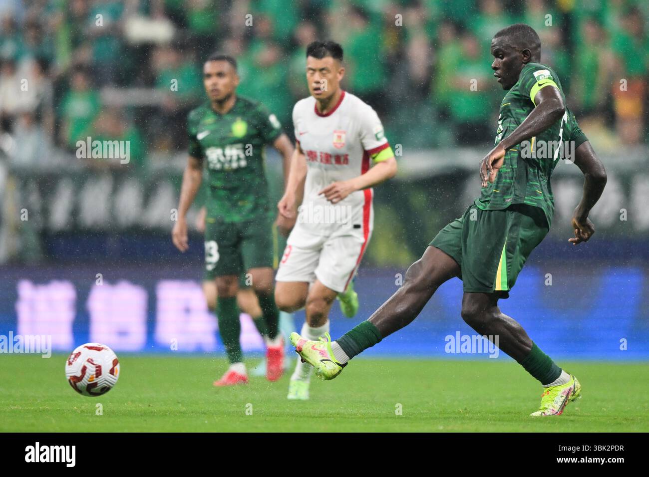Beijing Guoan Football Club defeated Changchun Yatai Football Club with ...