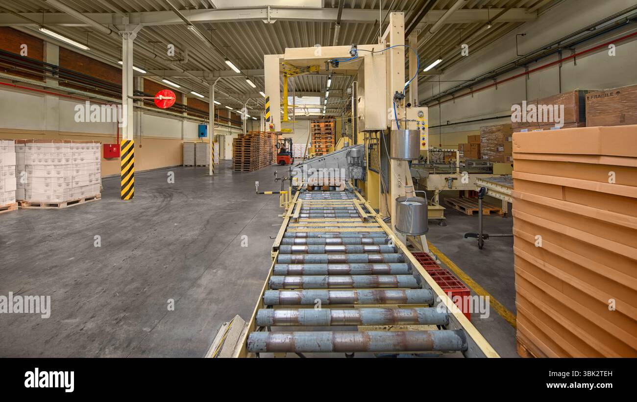 Conveyor belt in operation hi-res stock photography and images - Alamy