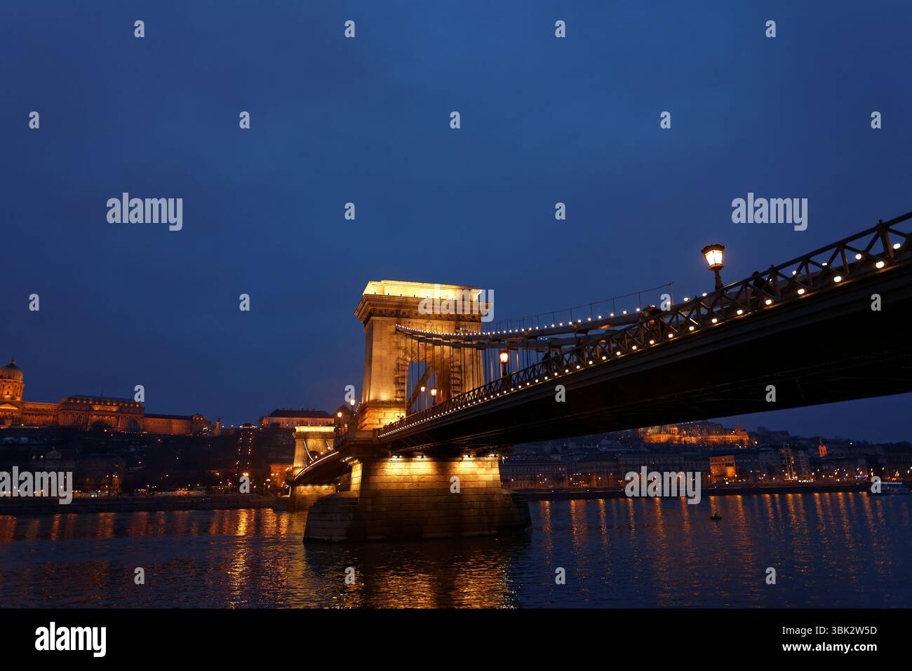 Night view illuminated chain hi-res stock photography and images - Alamy