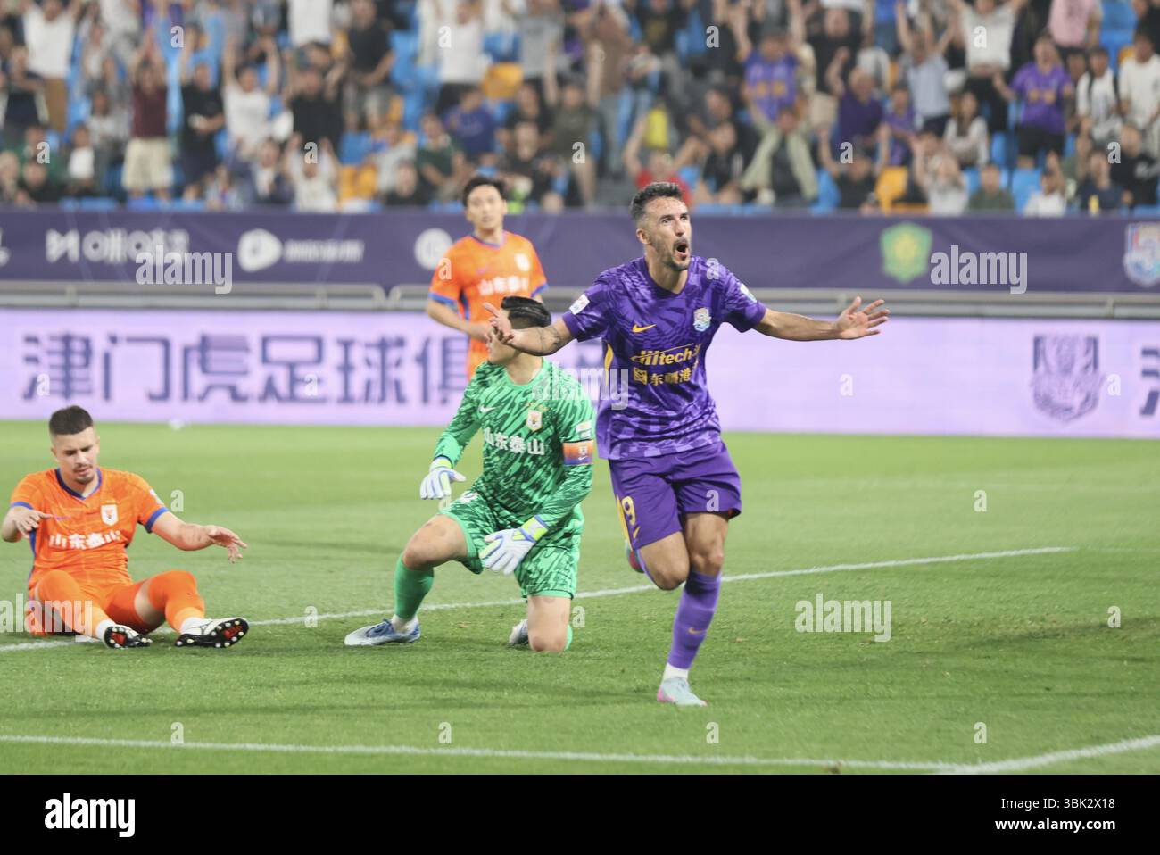 Tianjin Jinmen Tiger Football Club defeated Shandong Taishan Football ...