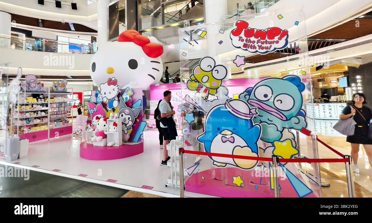 The huge Hello Kitty cartoon doll displayed in SANRIO GIFT GATE in ...