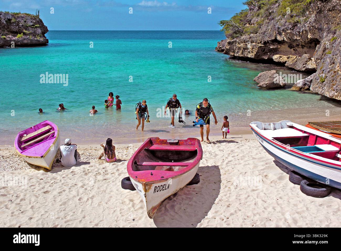 Einheimische und Touristen am Strand, Playa Lagun, Curacao | Locals and ...