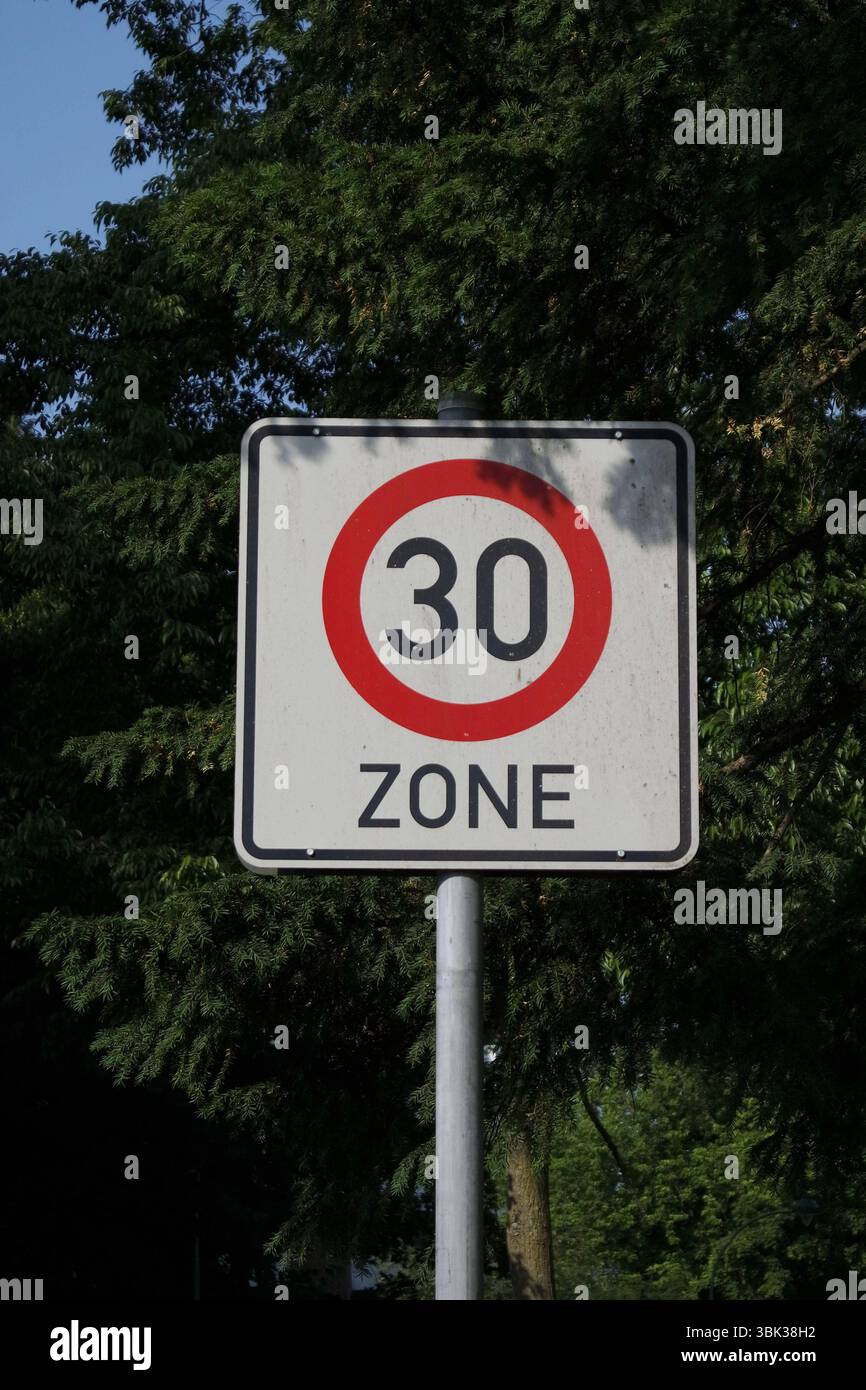 Düsseldorf, Deutschland, 13.06.2025 Verkehrsschild zeigt eine Tempo 30 ...