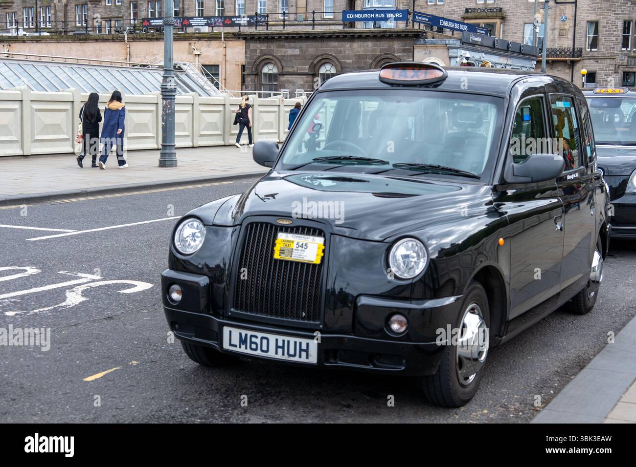 Black classic British cab on Edinburgh street, Traditional taxi ...
