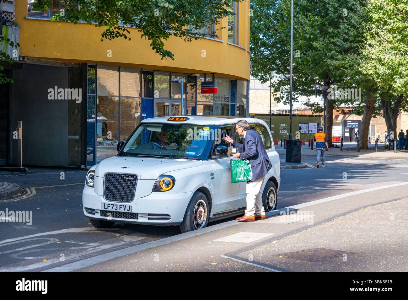 classic British cab on Edinburgh street, Traditional taxi, historic ...