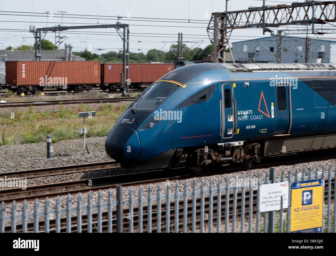 Avanti West Coast class 805 Evero train at Rugby, Warwickshire, England, UK Stock Photo - Alamy