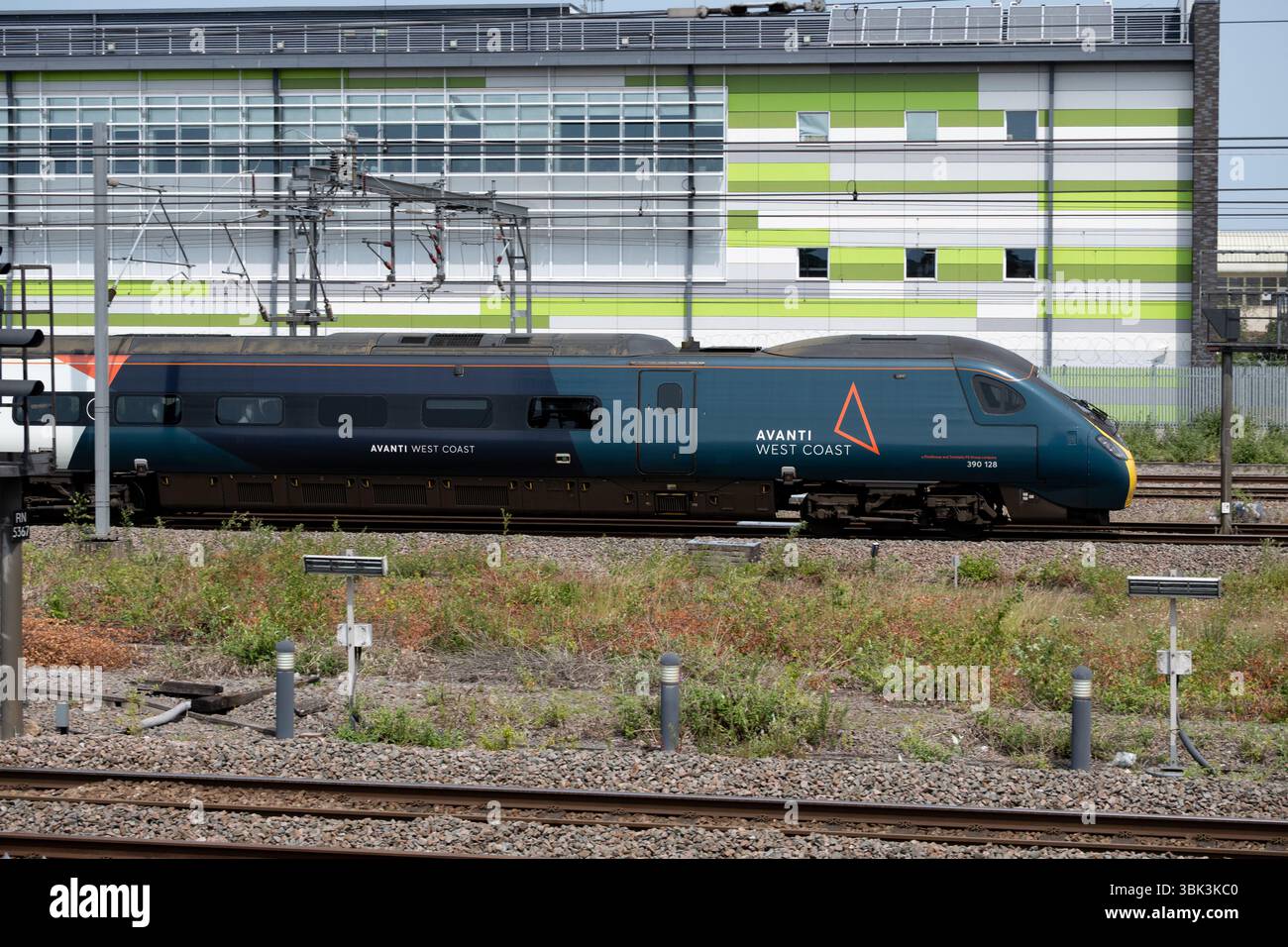 Avanti West Coast class 390 Pendolino electric train at Rugby ...