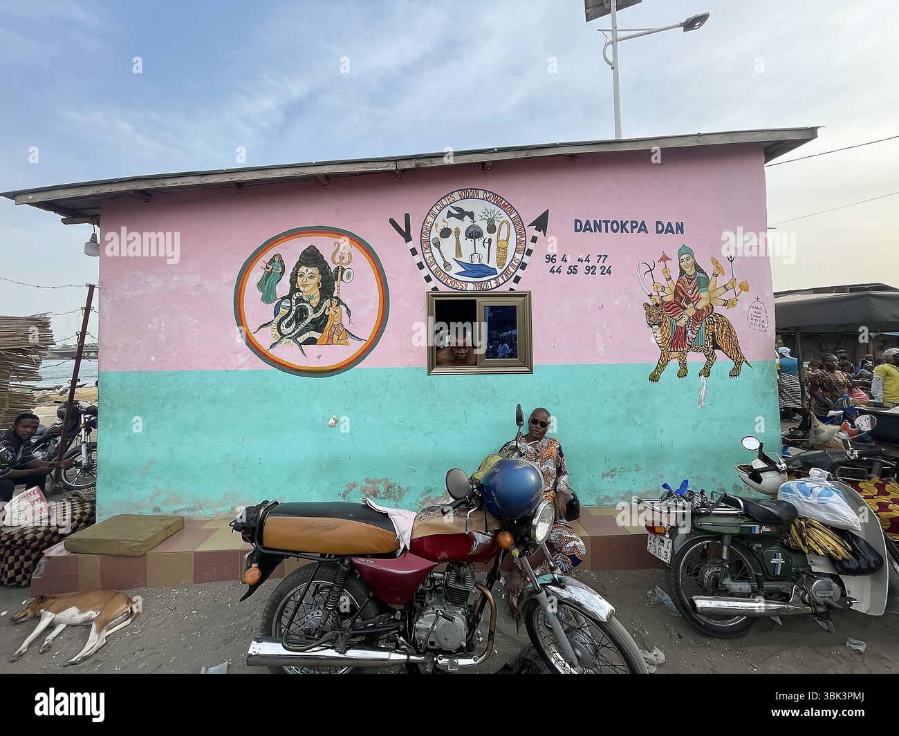 Voodoo shrine at Dantokpa market, Cotonou, Benin Stock Photo - Alamy