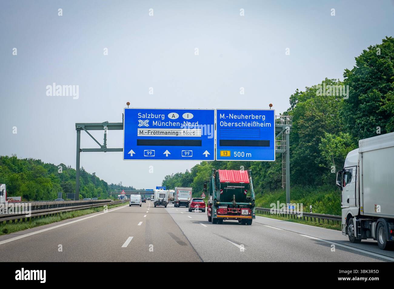 Deutschland, Europa, Autobahn A99, Verkehr, Lkw-Verkehr, Autobahnkreuz ...