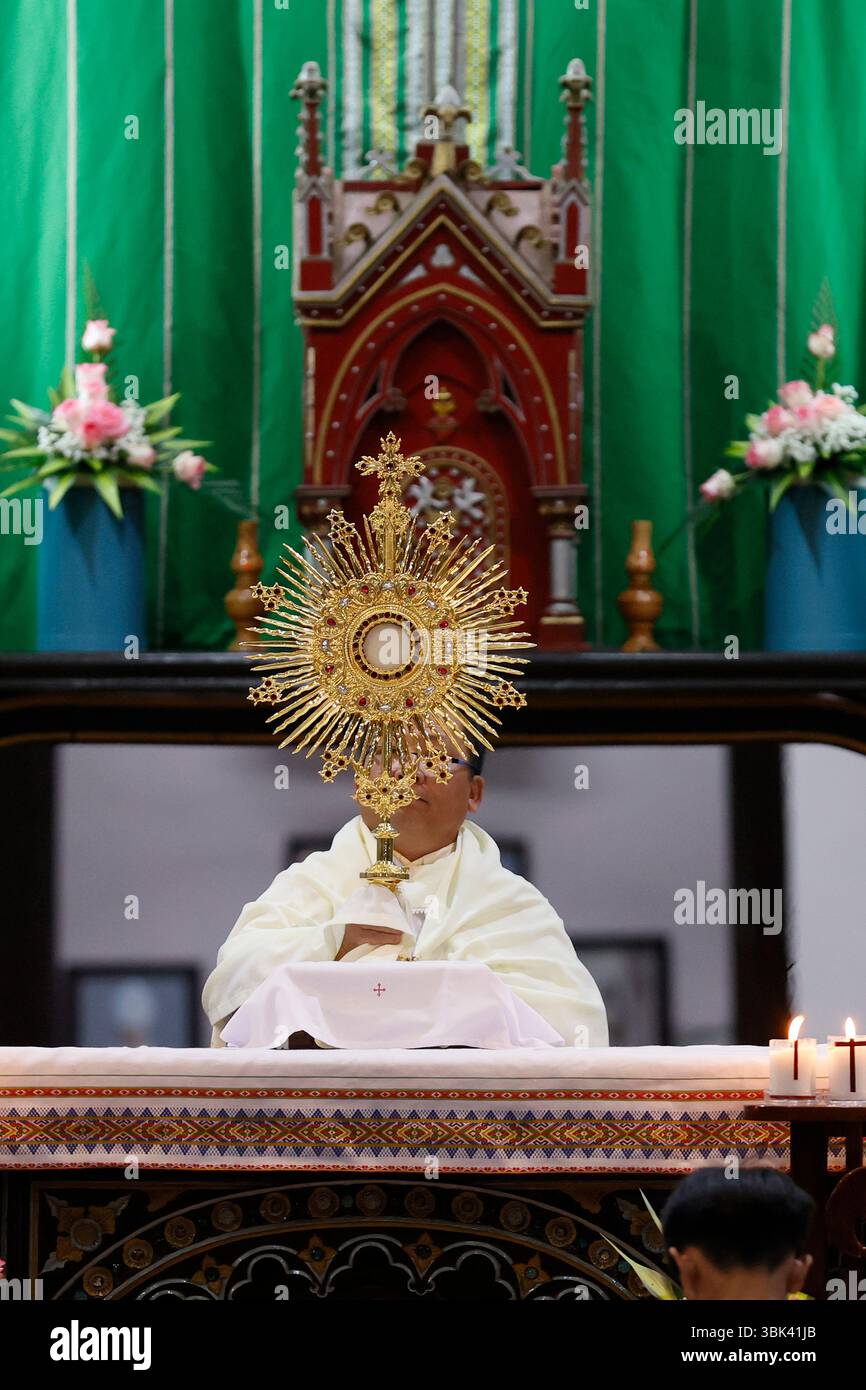 Eucharist (Blessed Sacrament) inside the Monstrance (Ostensory ...
