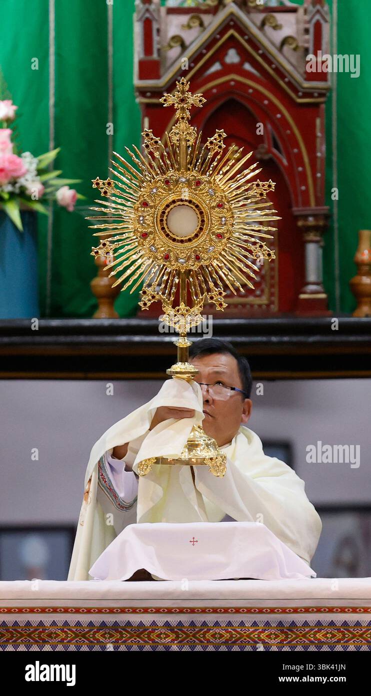 Eucharist (Blessed Sacrament) inside the Monstrance (Ostensory ...
