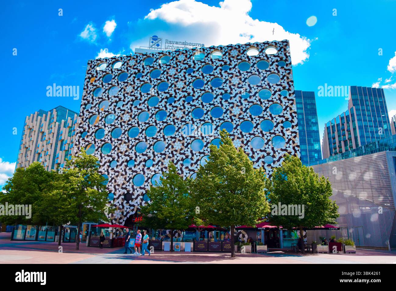 Modern urban public square hi-res stock photography and images - Alamy