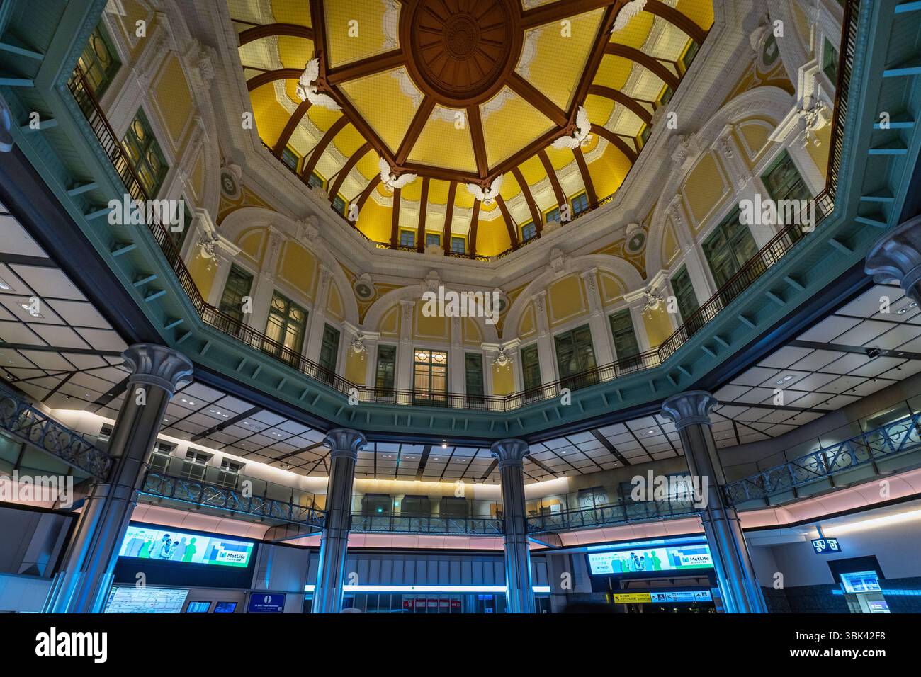 The elaborate domed ceiling interior of Tokyo Station south exit ...