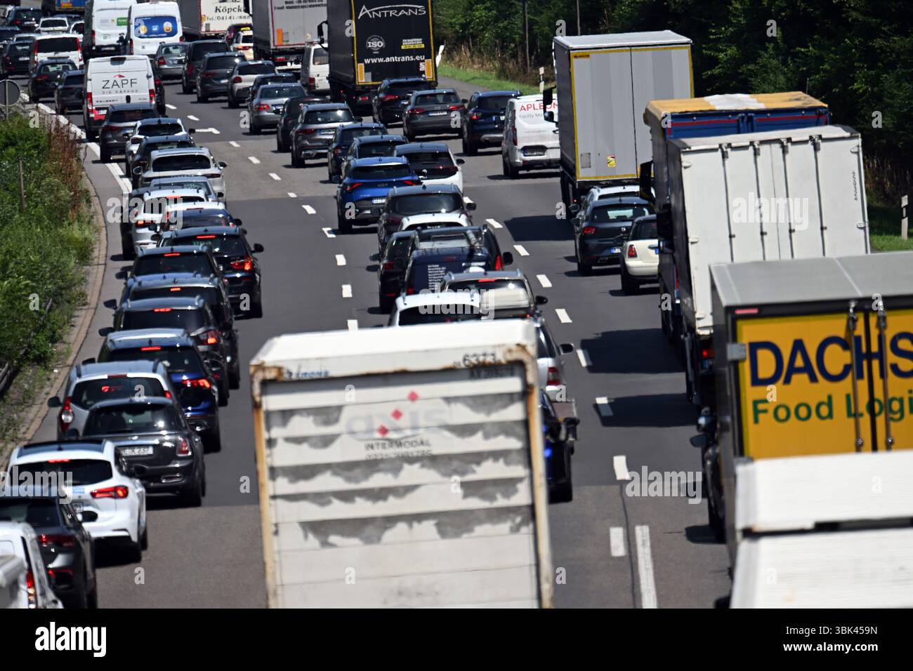 18 June 2025, North Rhine-Westphalia, Cologne: Cars are stuck in ...