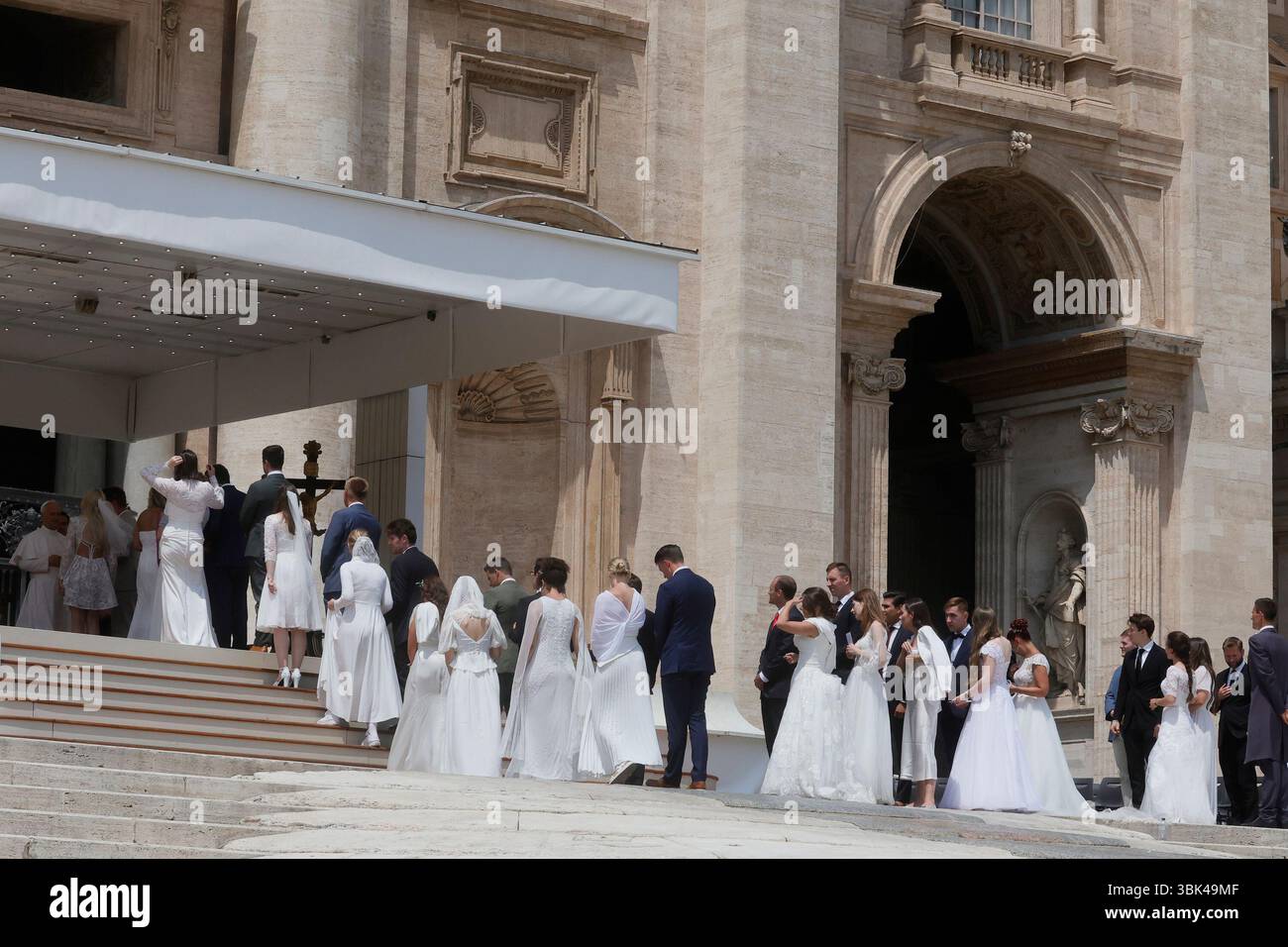 Roma, Italia. 18th June, 2025. Udienza Generale Papa Leone XIV benedice ...