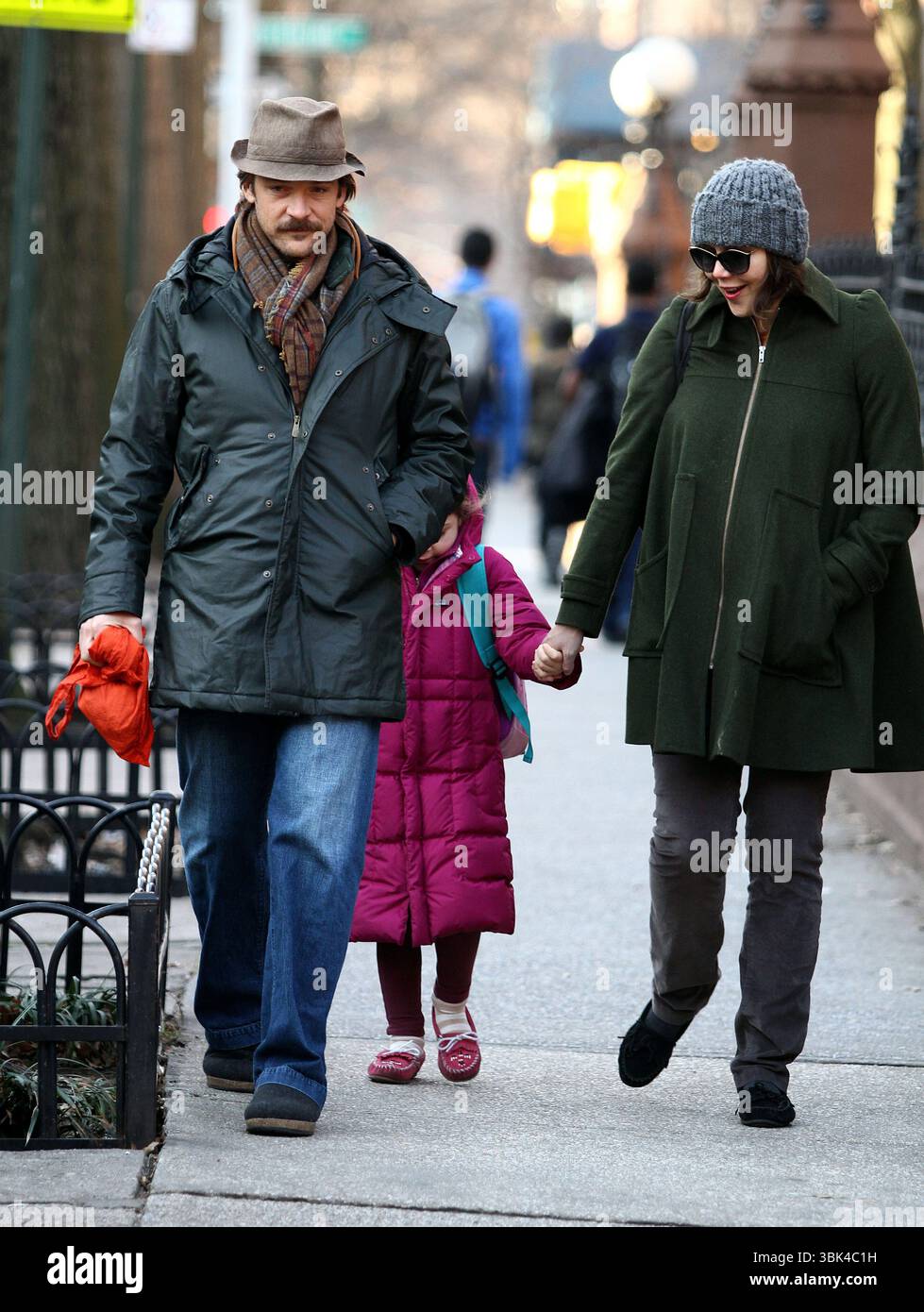 Peter Sarsgaard and Maggie Gyllenhaal take their daughter Ramona to ...