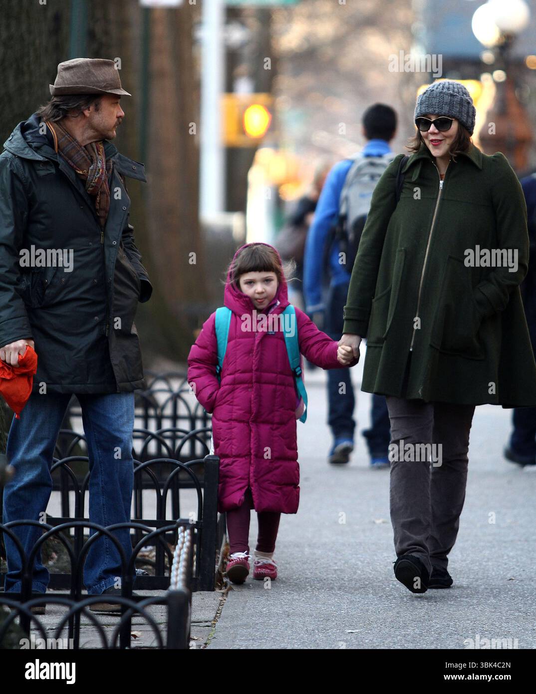 Peter Sarsgaard and Maggie Gyllenhaal take their daughter Ramona to ...