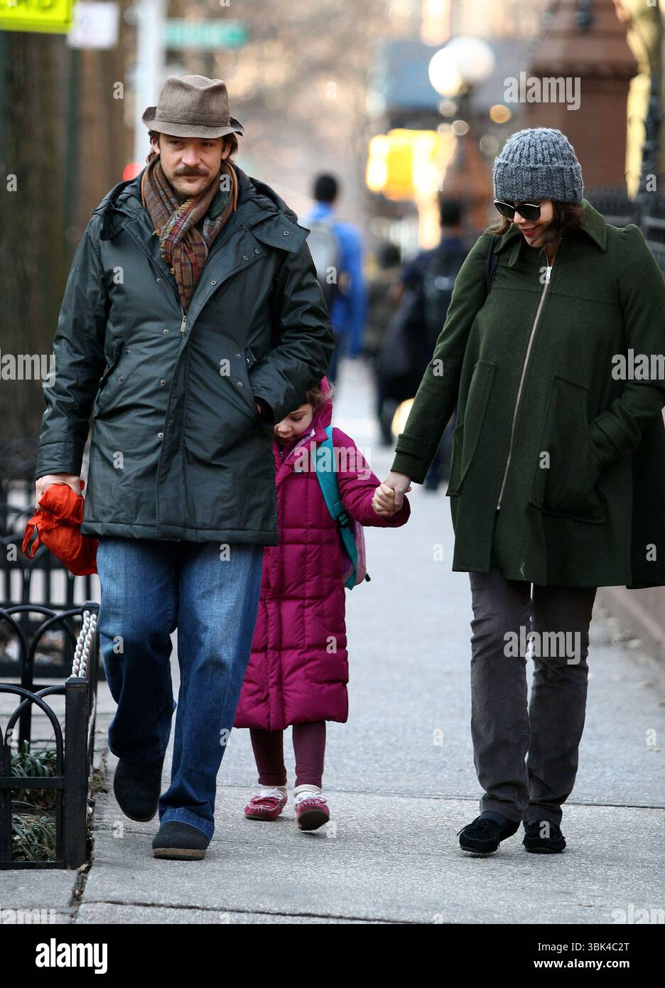 Peter Sarsgaard and Maggie Gyllenhaal take their daughter Ramona to ...