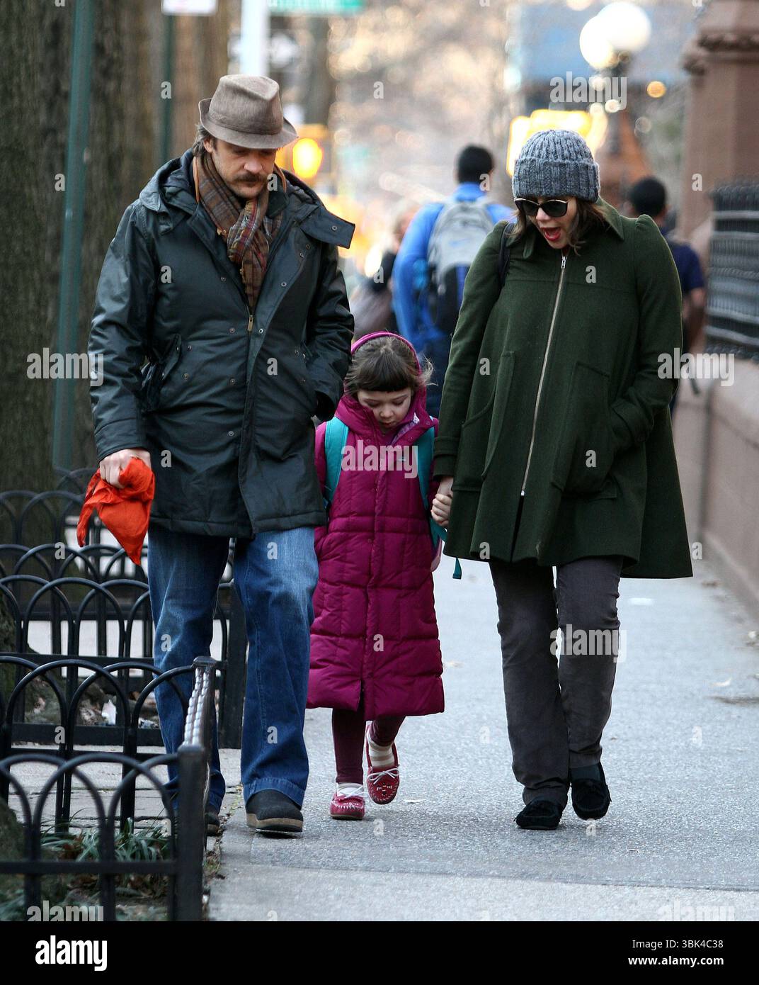 Peter Sarsgaard and Maggie Gyllenhaal take their daughter Ramona to ...