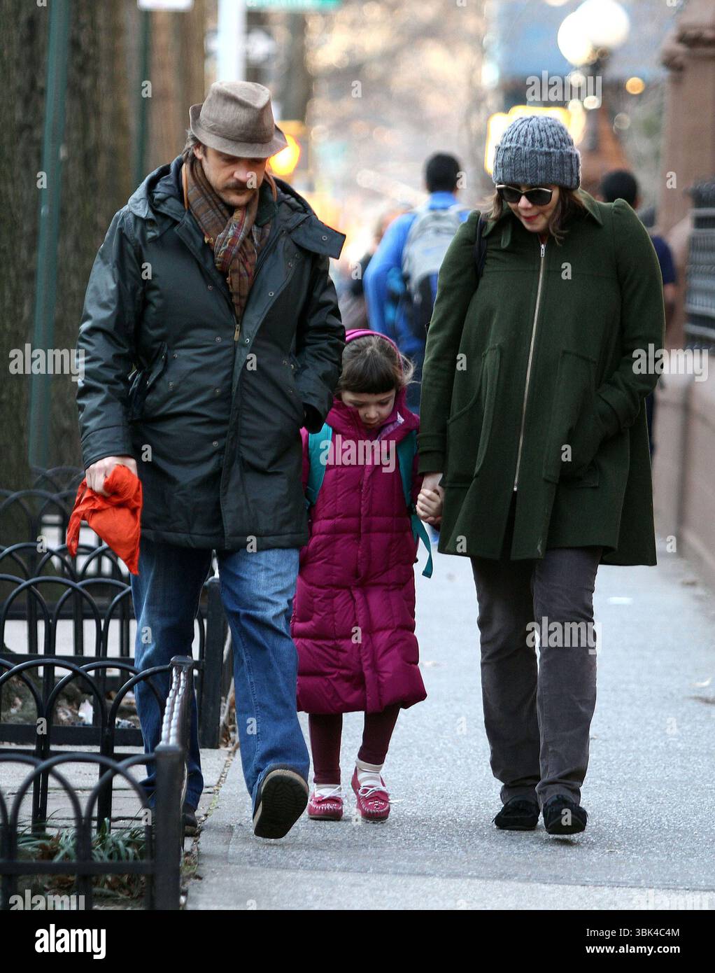 Peter Sarsgaard and Maggie Gyllenhaal take their daughter Ramona to ...