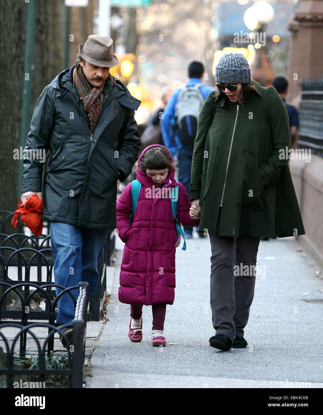Peter Sarsgaard and Maggie Gyllenhaal take their daughter Ramona to ...