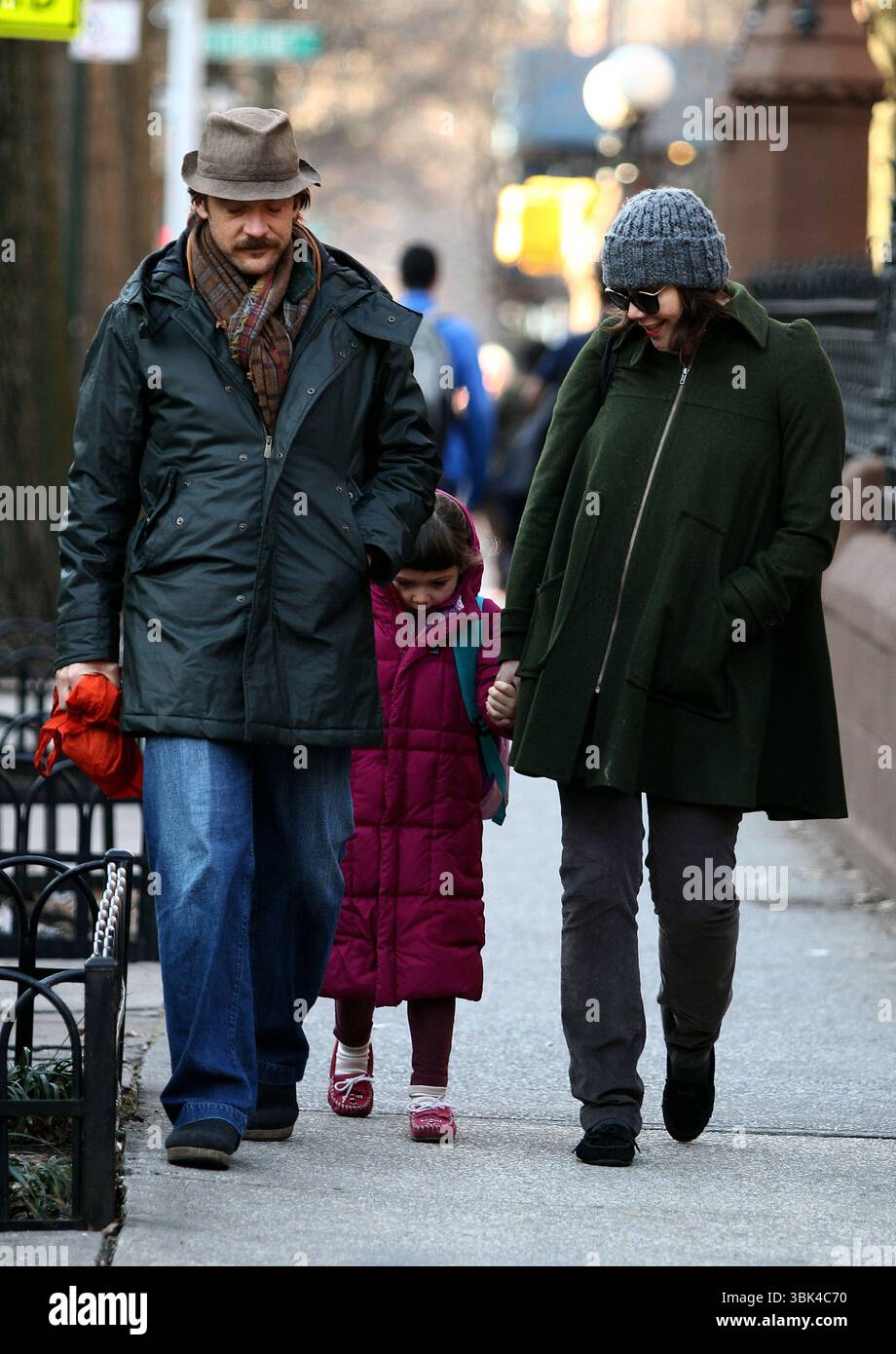 Peter Sarsgaard and Maggie Gyllenhaal take their daughter Ramona to ...