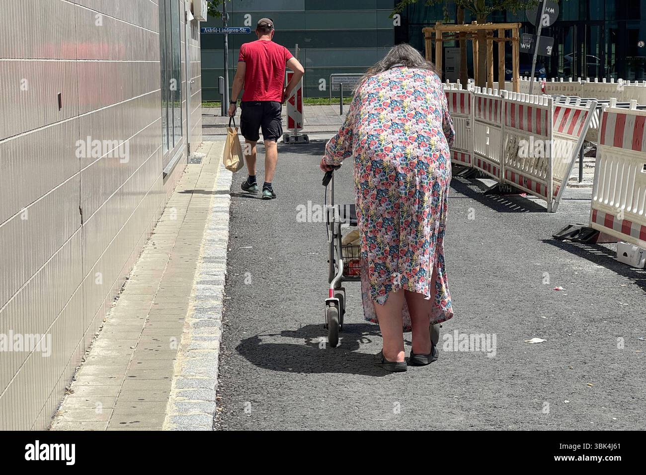 Alte Frau mit Rollator. *** Old woman with rollator Stock Photo - Alamy