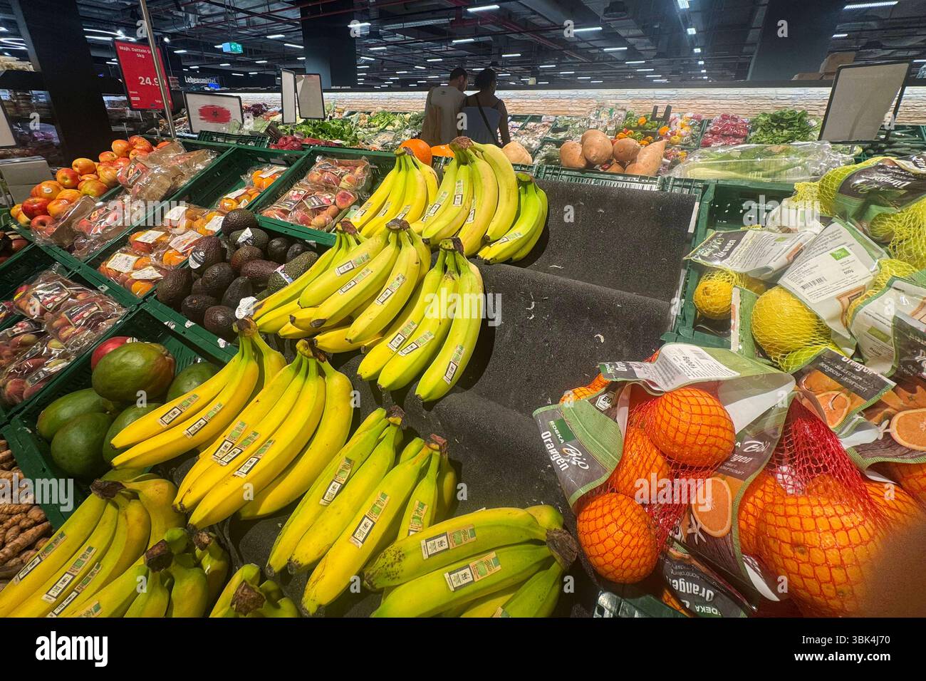 Lebensmittel,.Bananen,Fruechte,Obststand,frisches Obst,Obsttheke in ...