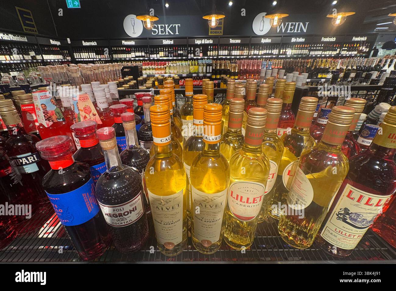 Spirituosen in einem Edeka Lebensmittelmarkt,Supermarkt. Alkohol ...