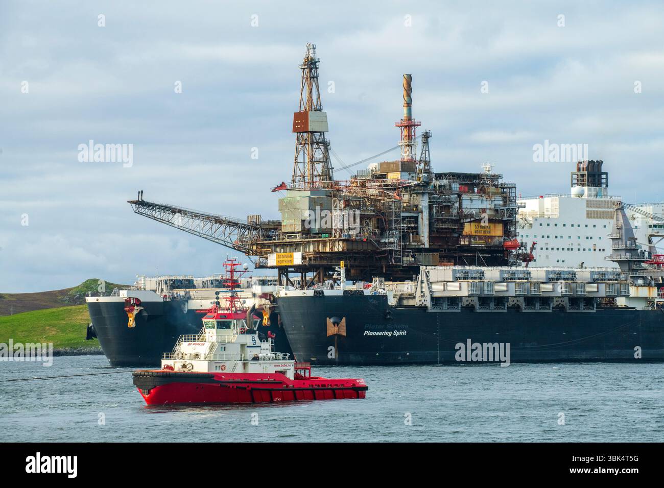 The massive Pioneering Spirit vessel arrives at Dales Voe in Shetland ...