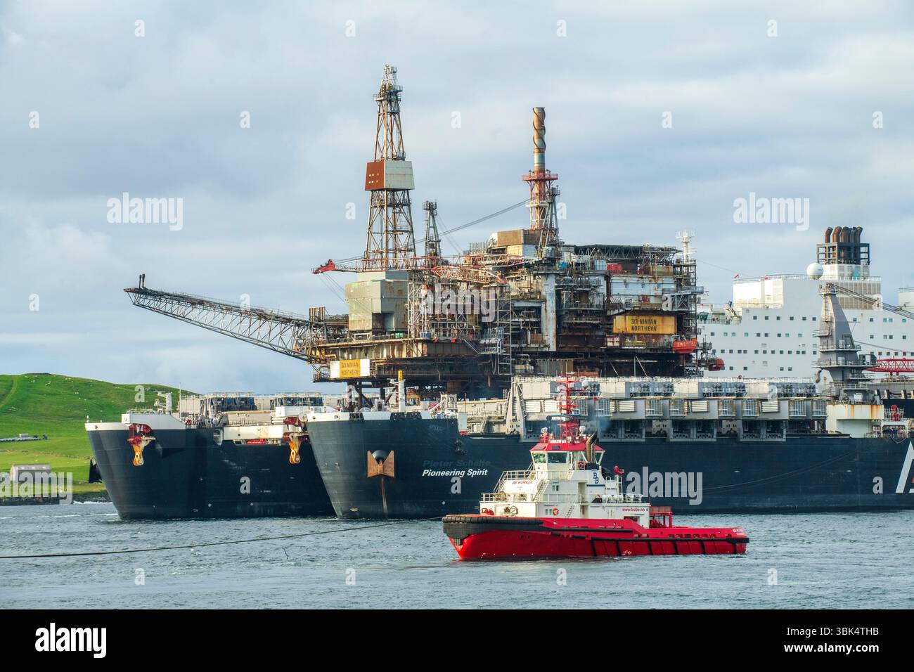 The massive Pioneering Spirit vessel arrives at Dales Voe in Shetland ...