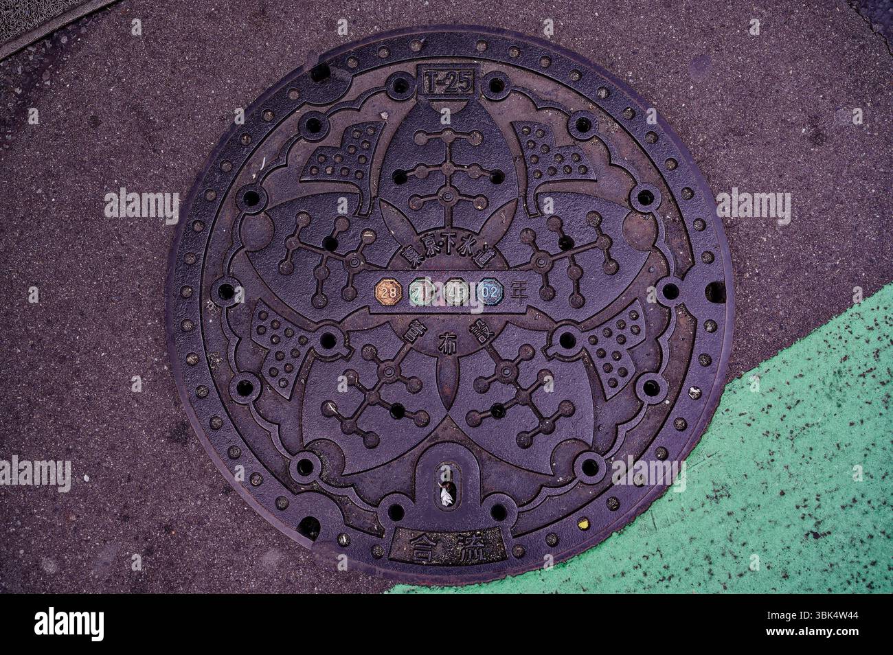 Japan manhole cover art hi-res stock photography and images - Alamy