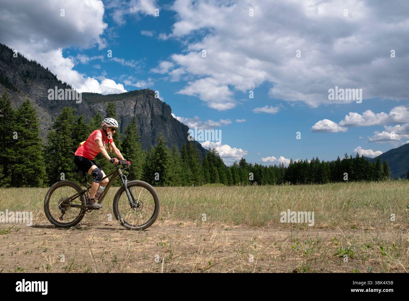 WA26638-00....WASHINGTON - Vicky Spring mountain biking Jacks Trail in ...