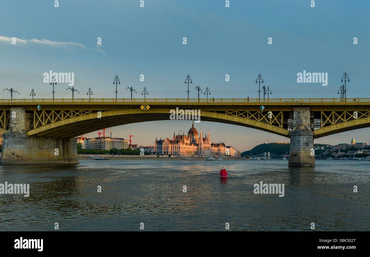 Scenic view of the famous Margit bridge acrossing over Danube river ...