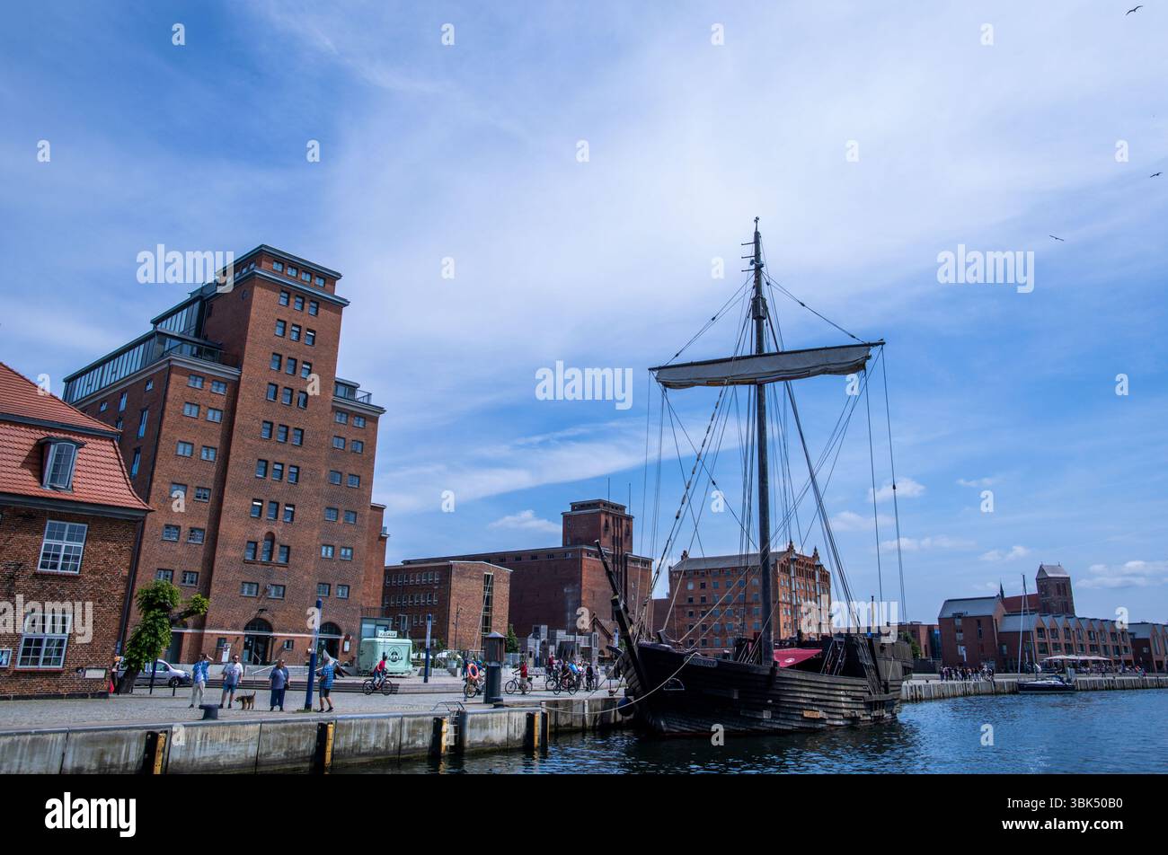 Wismar, Germany. 17th June, 2025. The replica cog "Wisemara" is moored ...