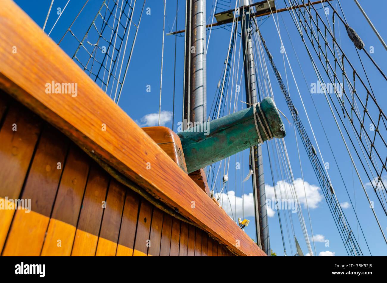 Ships cannon hi-res stock photography and images - Alamy